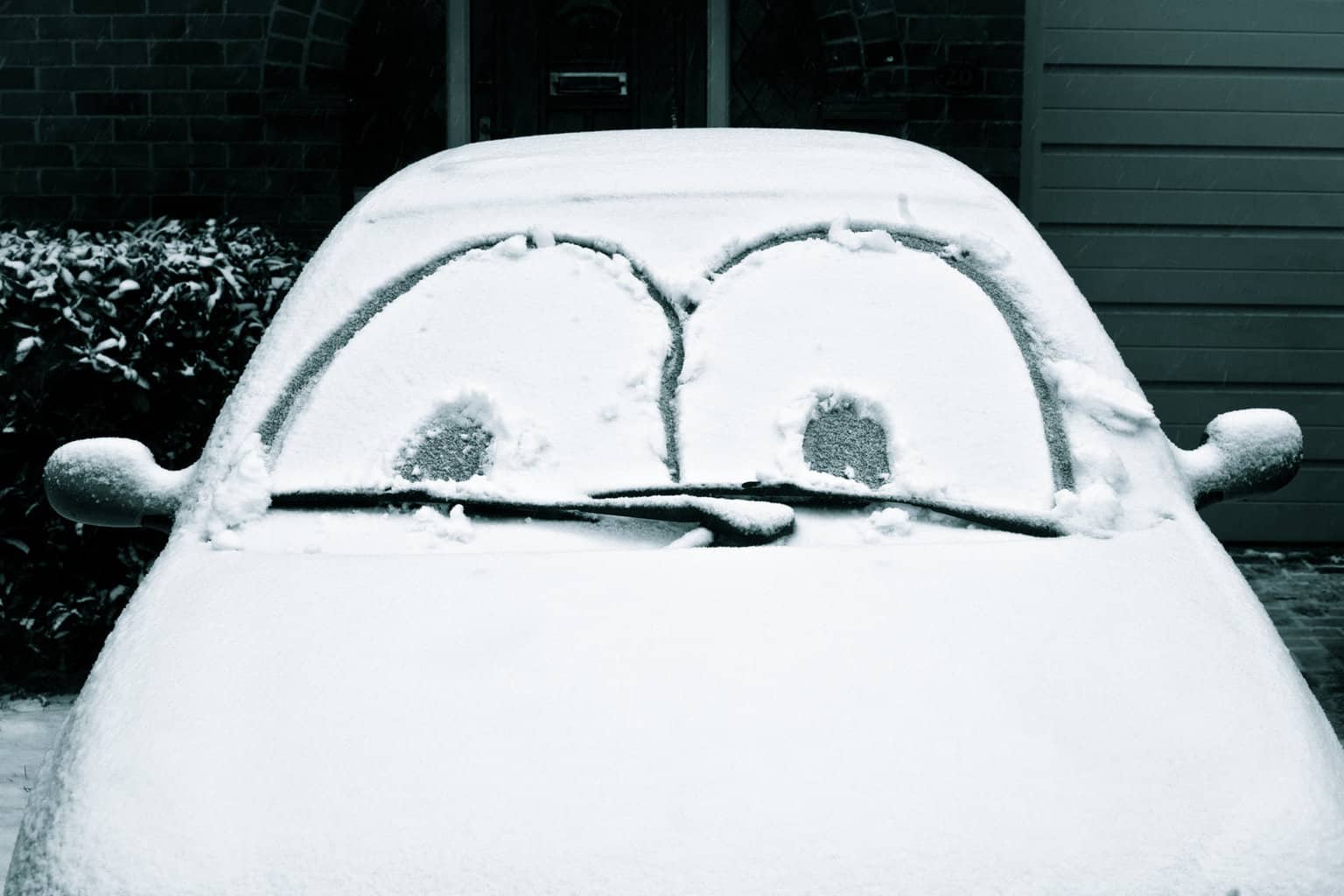 How to remove snow from the car? Best tips and tools - Mummy Matters ...